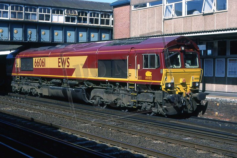 British Railway Photographs | CLASS 66 COLOUR | 66061 UN EASTLEIGH 1-8-2001